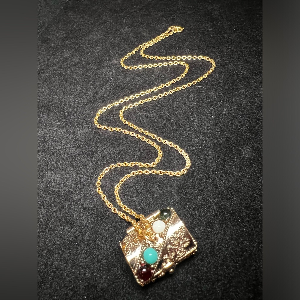 Vintage Avon Queens Ransom 1974 Treasure Chest Neckla… - Gem